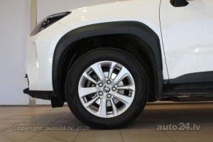 White Toyota Yaris Cross 2023 in Tallinn, with an engine capacity of 1.50 L and mileage of 115 thousand km for 17990 €, photo 16 on AUTOMOTO.COM.LV
