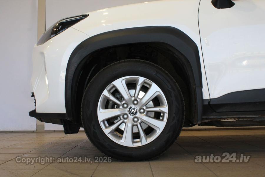 White Toyota Yaris Cross 2023 in Tallinn, with an engine capacity of 1.50 L and mileage of 115 thousand km for 17990 €, photo 16 on AUTOMOTO.COM.LV