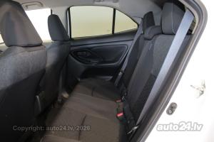 White Toyota Yaris Cross 2023 in Tallinn, with an engine capacity of 1.50 L and mileage of 115 thousand km for 17990 €, photo 20 on AUTOMOTO.COM.LV