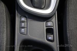White Toyota Yaris Cross 2023 in Tallinn, with an engine capacity of 1.50 L and mileage of 115 thousand km for 17990 €, photo 21 on AUTOMOTO.COM.LV