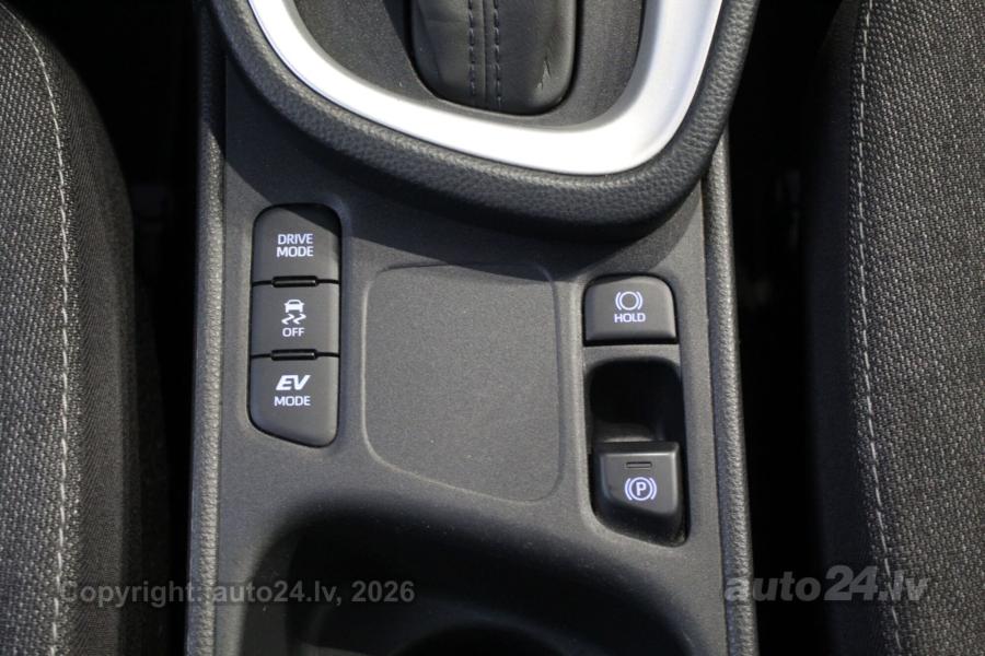 White Toyota Yaris Cross 2023 in Tallinn, with an engine capacity of 1.50 L and mileage of 115 thousand km for 17990 €, photo 21 on AUTOMOTO.COM.LV