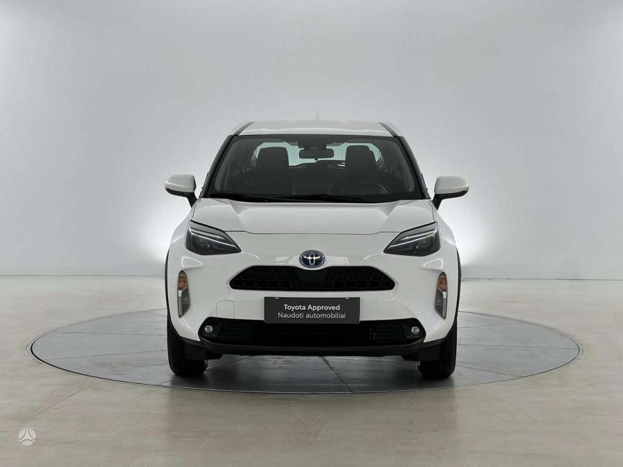 White Toyota Yaris Cross 2023 in Vilnius, with an engine capacity of 1.49 L and mileage of 45 thousand km for 20900 €, photo 5 on AUTOMOTO.COM.LV