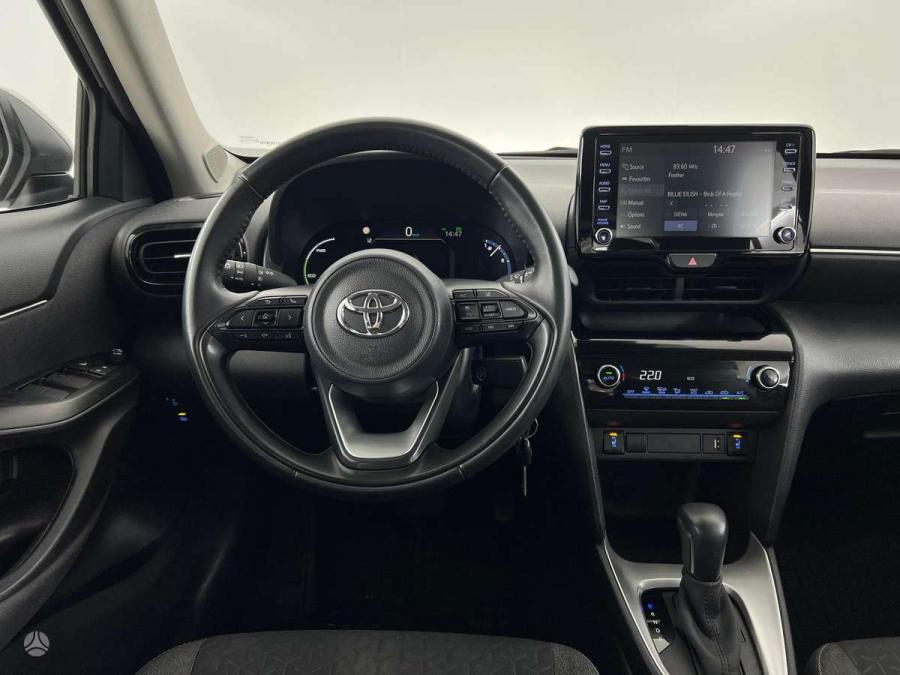 White Toyota Yaris Cross 2023 in Vilnius, with an engine capacity of 1.49 L and mileage of 45 thousand km for 20900 €, photo 9 on AUTOMOTO.COM.LV