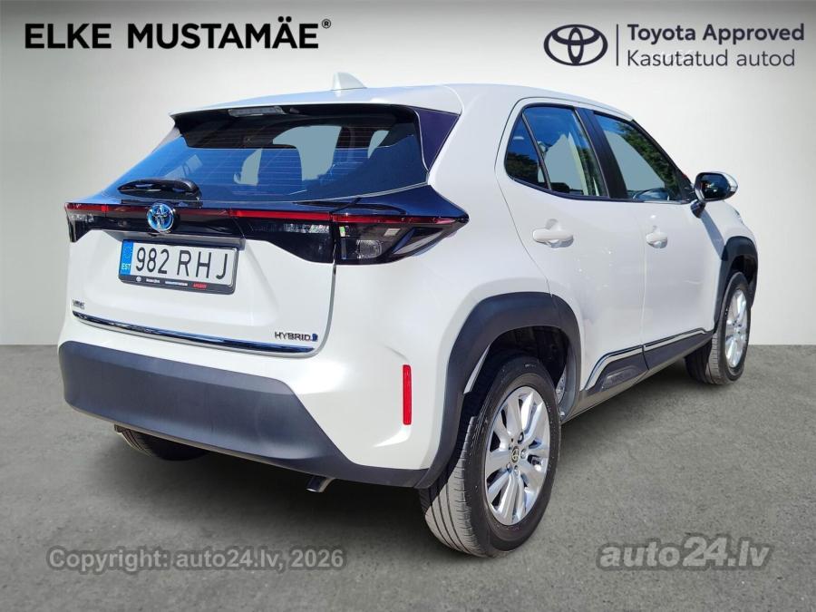 Balts Toyota Yaris Cross 2023 Tallina, ar dzinēja tilpumu 1.49 L un nobraukumu 65 tūkst. km par 19995 €, foto 3 vietnē AUTOMOTO.COM.LV