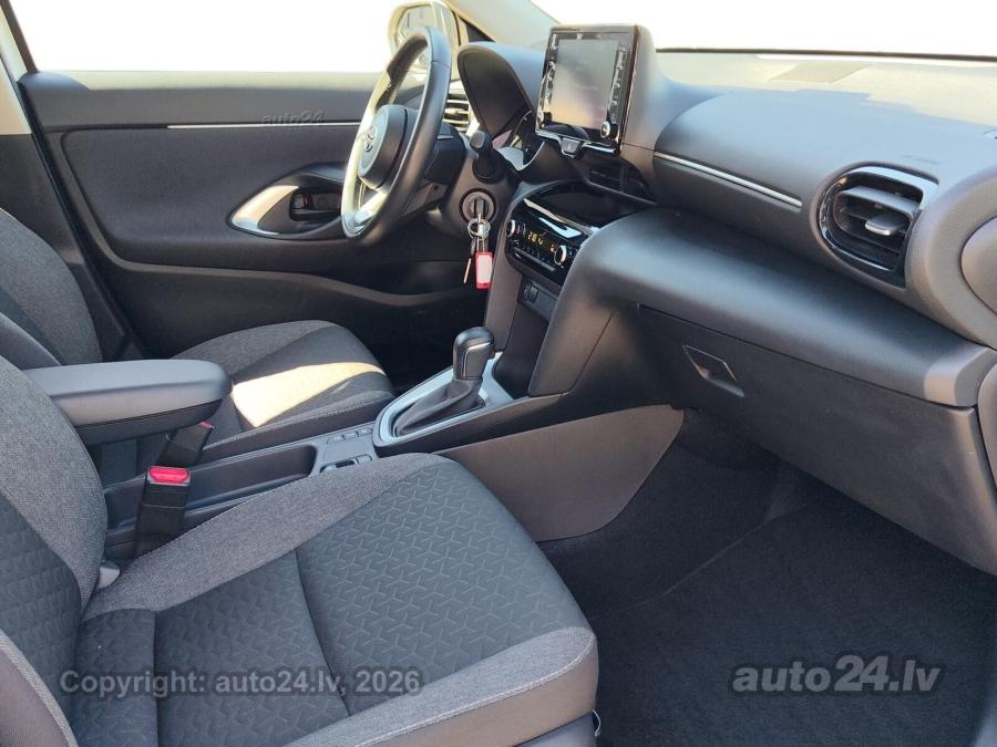 Balts Toyota Yaris Cross 2023 Tallina, ar dzinēja tilpumu 1.49 L un nobraukumu 65 tūkst. km par 19995 €, foto 7 vietnē AUTOMOTO.COM.LV