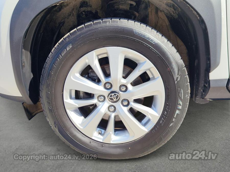 Balts Toyota Yaris Cross 2023 Tallina, ar dzinēja tilpumu 1.49 L un nobraukumu 65 tūkst. km par 19995 €, foto 16 vietnē AUTOMOTO.COM.LV