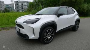 Balts Toyota Yaris Cross 2023 Viļņa, ar dzinēja tilpumu 1.49 L un nobraukumu 39 tūkst. km par 22750 €, foto  vietnē AUTOMOTO.COM.LV