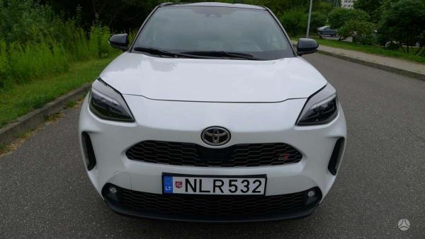 Balts Toyota Yaris Cross 2023 Viļņa, ar dzinēja tilpumu 1.49 L un nobraukumu 39 tūkst. km par 22750 €, foto 2 vietnē AUTOMOTO.COM.LV