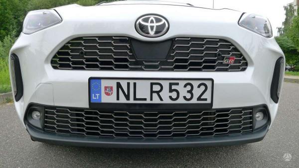 Balts Toyota Yaris Cross 2023 Viļņa, ar dzinēja tilpumu 1.49 L un nobraukumu 39 tūkst. km par 22750 €, foto 3 vietnē AUTOMOTO.COM.LV