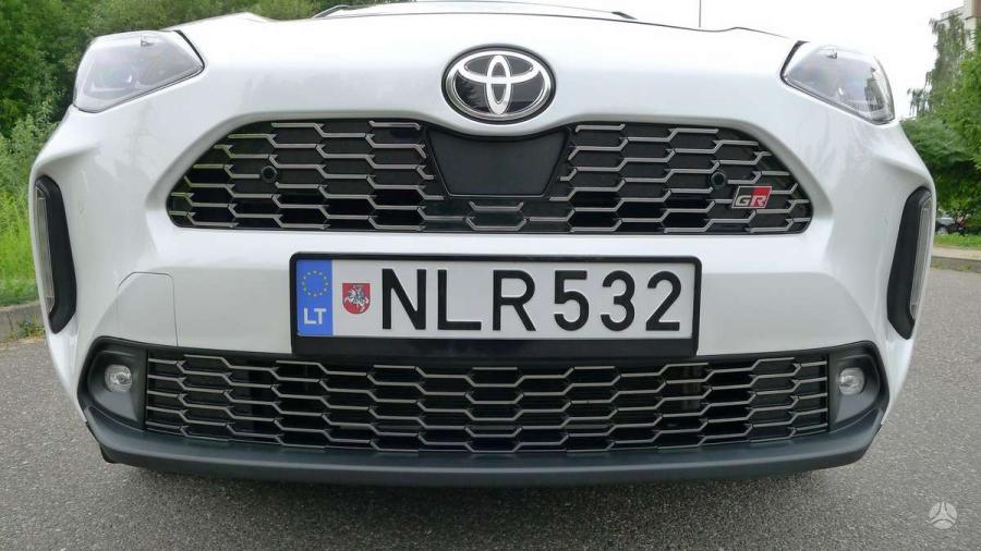 Белый Тойота Yaris Cross 2023 в Вильнюс, объемом двигателя 1.49 л и пробегом 39 тыс. км за 22750 €, фото 4 на AUTOMOTO.COM.LV