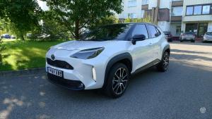 White Toyota Yaris Cross 2023 in Vilnius, with an engine capacity of 1.49 L and mileage of 39 thousand km for 21450 €, photo  on AUTOMOTO.COM.LV