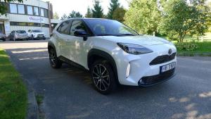 White Toyota Yaris Cross 2023 in Vilnius, with an engine capacity of 1.49 L and mileage of 39 thousand km for 21450 €, photo 4 on AUTOMOTO.COM.LV