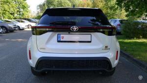 White Toyota Yaris Cross 2023 in Vilnius, with an engine capacity of 1.49 L and mileage of 39 thousand km for 21450 €, photo 5 on AUTOMOTO.COM.LV