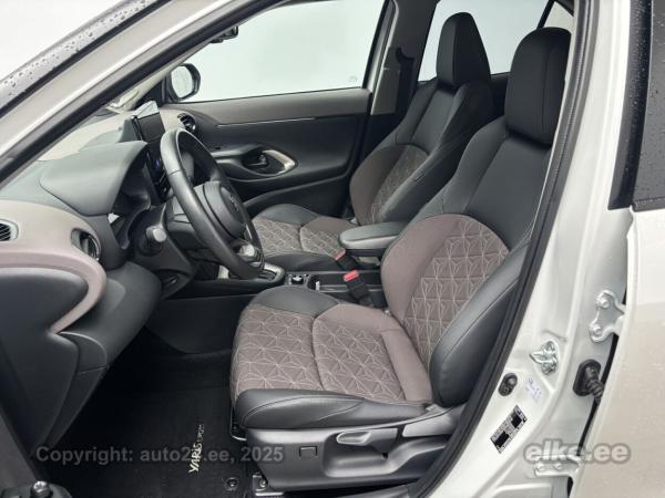 Balts Toyota Yaris Cross 2024 Tallina, ar dzinēja tilpumu 1.50 L un nobraukumu 12 tūkst. km par 30995 €, foto 11 vietnē AUTOMOTO.COM.LV