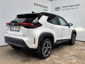 Balts Toyota Yaris Cross 2024 Tallina, ar dzinēja tilpumu 1.49 L un nobraukumu 12 tūkst. km par 29995 €, foto 3 vietnē AUTOMOTO.COM.LV