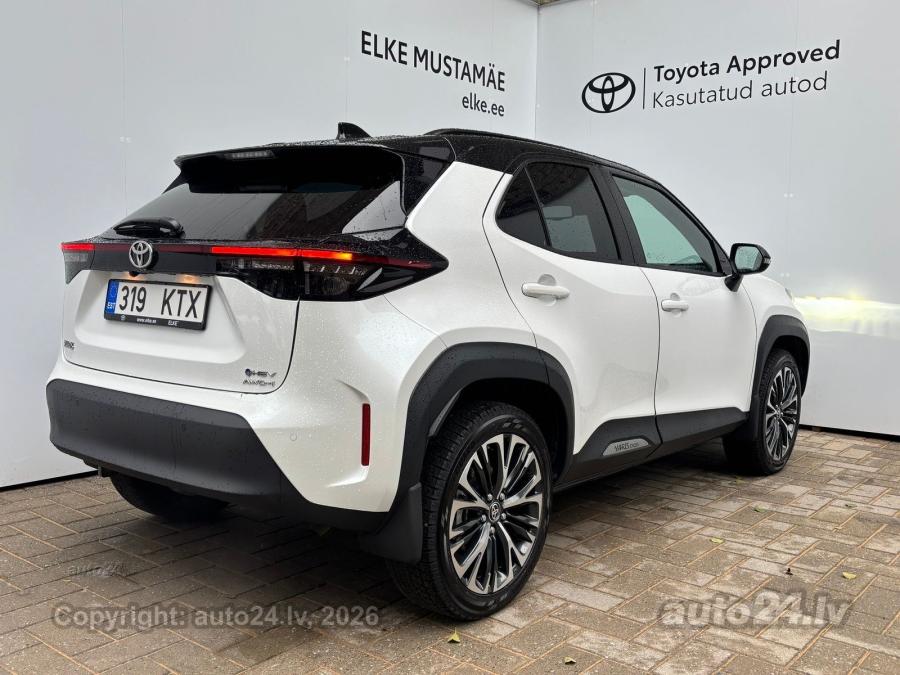 Balts Toyota Yaris Cross 2024 Tallina, ar dzinēja tilpumu 1.49 L un nobraukumu 12 tūkst. km par 29995 €, foto 3 vietnē AUTOMOTO.COM.LV