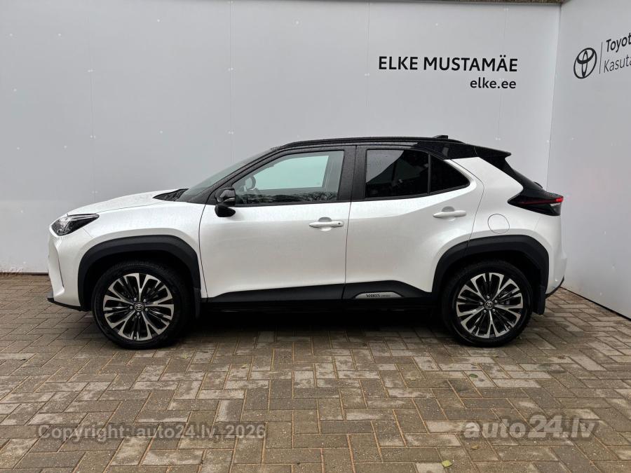 Balts Toyota Yaris Cross 2024 Tallina, ar dzinēja tilpumu 1.49 L un nobraukumu 12 tūkst. km par 29995 €, foto 4 vietnē AUTOMOTO.COM.LV
