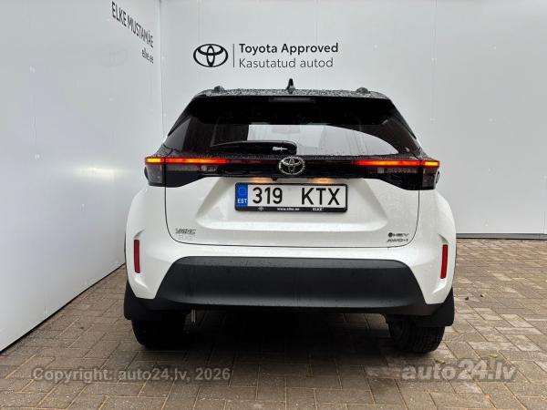 Белый Тойота Yaris Cross 2024 в Таллин, объемом двигателя 1.49 л и пробегом 12 тыс. км за 29995 €, фото 4 на AUTOMOTO.COM.LV