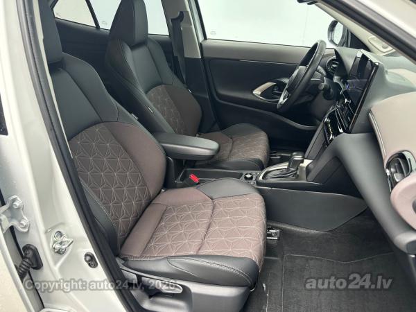 Белый Тойота Yaris Cross 2024 в Таллин, объемом двигателя 1.49 л и пробегом 12 тыс. км за 29995 €, фото 6 на AUTOMOTO.COM.LV