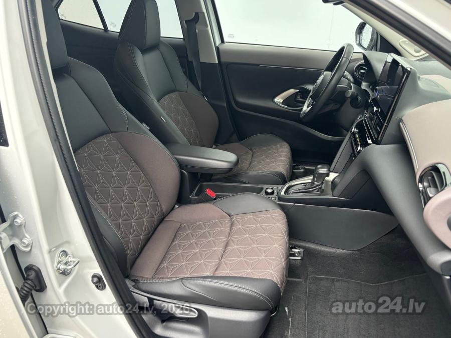 Balts Toyota Yaris Cross 2024 Tallina, ar dzinēja tilpumu 1.49 L un nobraukumu 12 tūkst. km par 29995 €, foto 7 vietnē AUTOMOTO.COM.LV