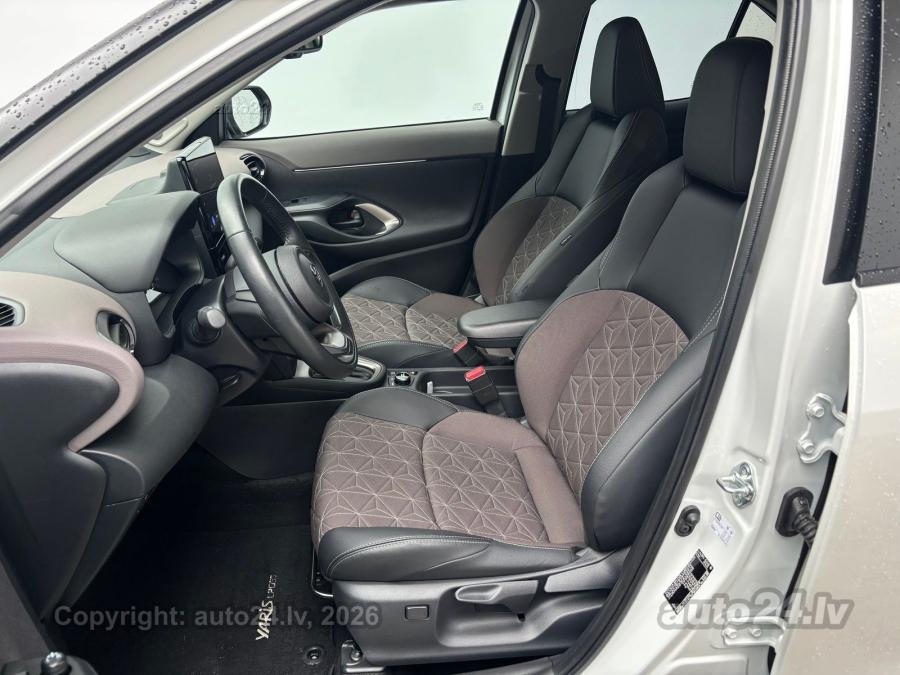 Balts Toyota Yaris Cross 2024 Tallina, ar dzinēja tilpumu 1.49 L un nobraukumu 12 tūkst. km par 29995 €, foto 12 vietnē AUTOMOTO.COM.LV