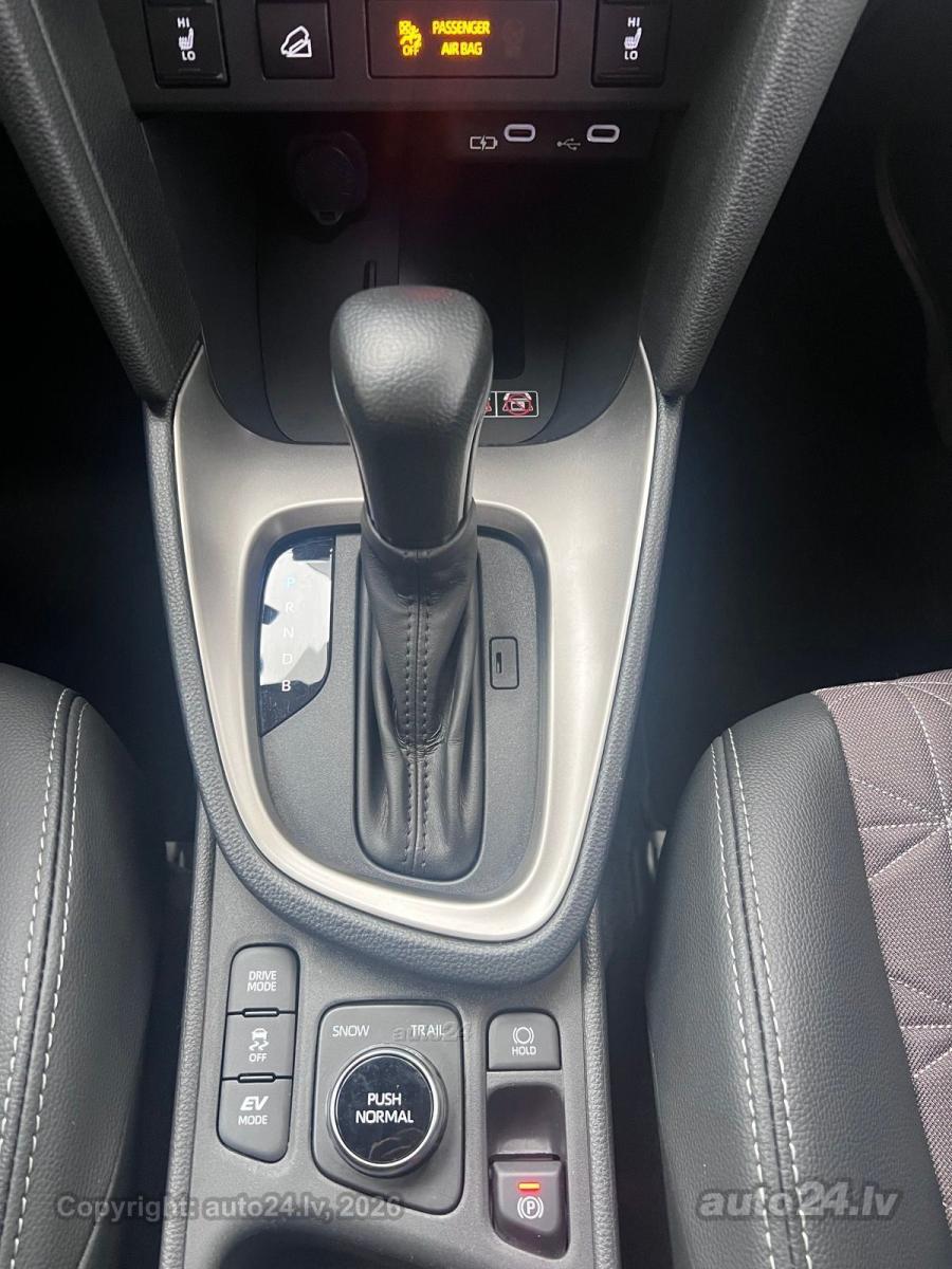 Balts Toyota Yaris Cross 2024 Tallina, ar dzinēja tilpumu 1.49 L un nobraukumu 12 tūkst. km par 29995 €, foto 16 vietnē AUTOMOTO.COM.LV