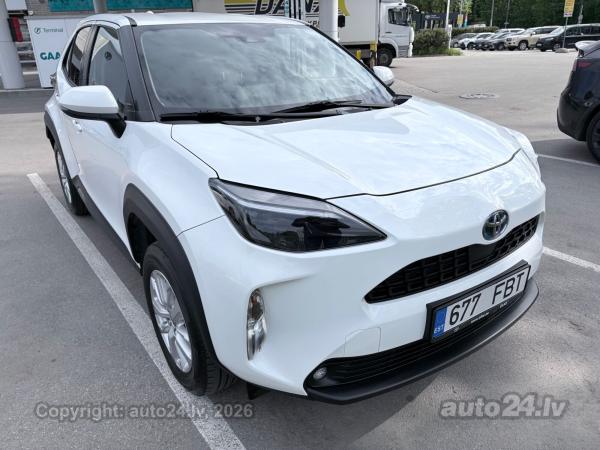 Balts Toyota Yaris Cross 2024 Tallina, ar dzinēja tilpumu 1.50 L un nobraukumu 73 tūkst. km par 20990 €, foto 2 vietnē AUTOMOTO.COM.LV
