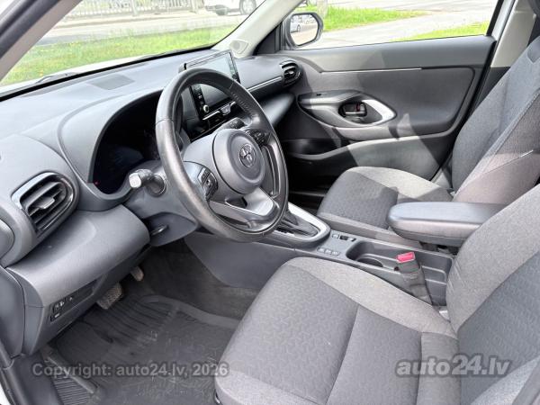 Balts Toyota Yaris Cross 2024 Tallina, ar dzinēja tilpumu 1.50 L un nobraukumu 73 tūkst. km par 20990 €, foto 7 vietnē AUTOMOTO.COM.LV