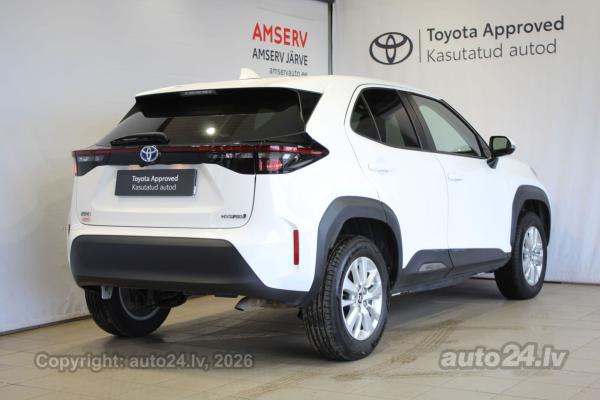 Balts Toyota Yaris Cross 2024 Tallina, ar dzinēja tilpumu 1.50 L un nobraukumu 142 tūkst. km par 18990 €, foto 2 vietnē AUTOMOTO.COM.LV