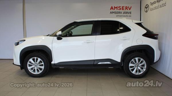 Balts Toyota Yaris Cross 2024 Tallina, ar dzinēja tilpumu 1.50 L un nobraukumu 142 tūkst. km par 18990 €, foto 3 vietnē AUTOMOTO.COM.LV