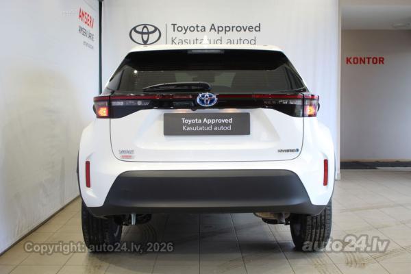 Balts Toyota Yaris Cross 2024 Tallina, ar dzinēja tilpumu 1.50 L un nobraukumu 142 tūkst. km par 18990 €, foto 4 vietnē AUTOMOTO.COM.LV