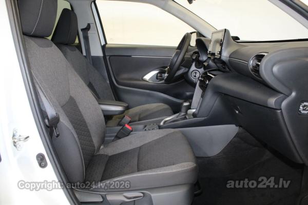 Белый Тойота Yaris Cross 2024 в Таллин, объемом двигателя 1.50 л и пробегом 142 тыс. км за 18990 €, фото 6 на AUTOMOTO.COM.LV