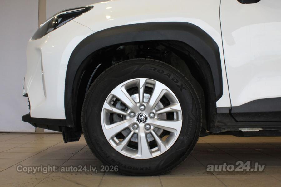 Белый Тойота Yaris Cross 2024 в Таллин, объемом двигателя 1.50 л и пробегом 142 тыс. км за 18990 €, фото 16 на AUTOMOTO.COM.LV