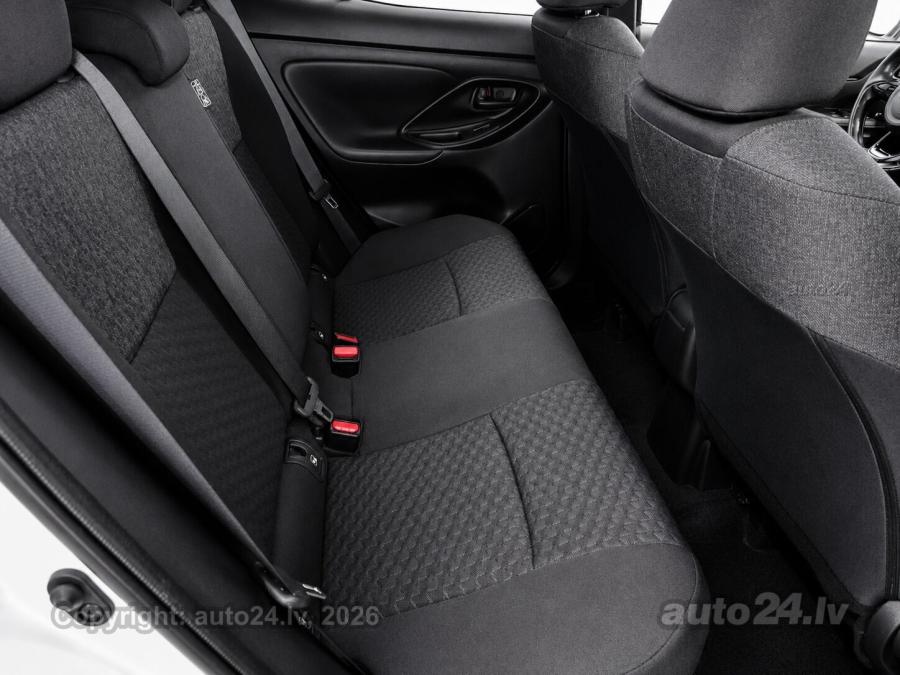 Белый Тойота Yaris Cross 2024 в Таллин, объемом двигателя 1.50 л и пробегом 75 тыс. км за 22990 €, фото 10 на AUTOMOTO.COM.LV