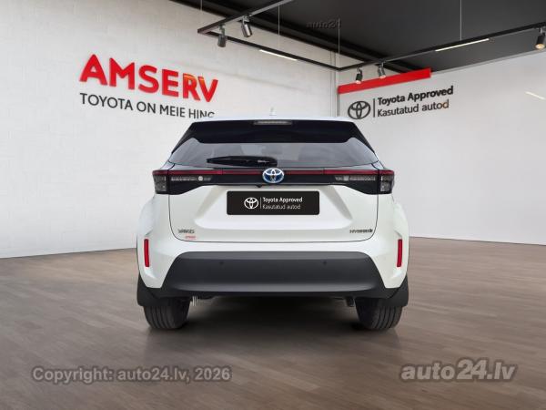 Balts Toyota Yaris Cross 2024 Tallina, ar dzinēja tilpumu 1.50 L un nobraukumu 28 tūkst. km par 21990 €, foto 5 vietnē AUTOMOTO.COM.LV