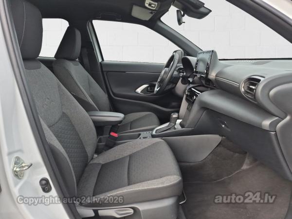 Balts Toyota Yaris Cross 2024 Tallina, ar dzinēja tilpumu 1.50 L un nobraukumu 28 tūkst. km par 21990 €, foto 7 vietnē AUTOMOTO.COM.LV