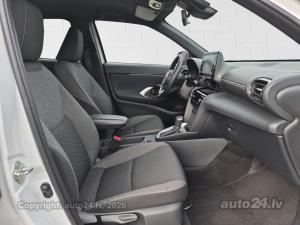 White Toyota Yaris Cross 2024 in Tallinn, with an engine capacity of 1.50 L and mileage of 28 thousand km for 21990 €, photo 7 on AUTOMOTO.COM.LV