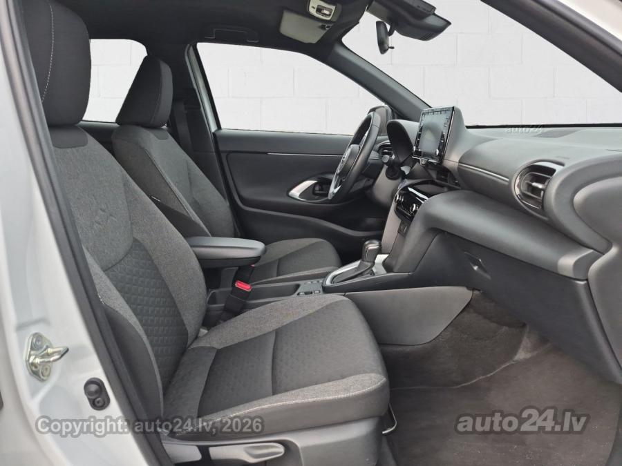 White Toyota Yaris Cross 2024 in Tallinn, with an engine capacity of 1.50 L and mileage of 28 thousand km for 21990 €, photo 7 on AUTOMOTO.COM.LV