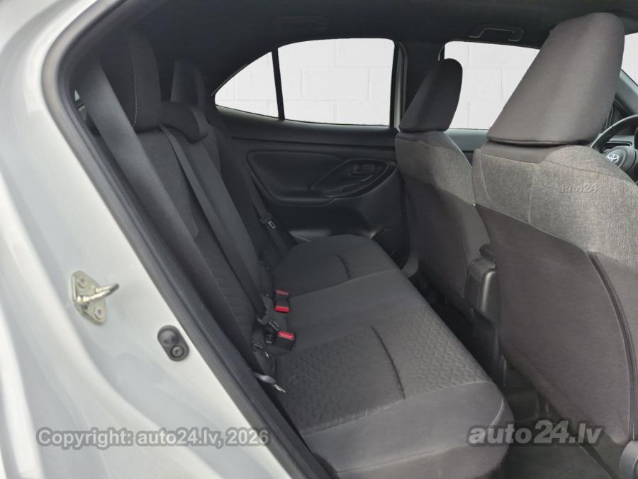 White Toyota Yaris Cross 2024 in Tallinn, with an engine capacity of 1.50 L and mileage of 28 thousand km for 21990 €, photo 8 on AUTOMOTO.COM.LV