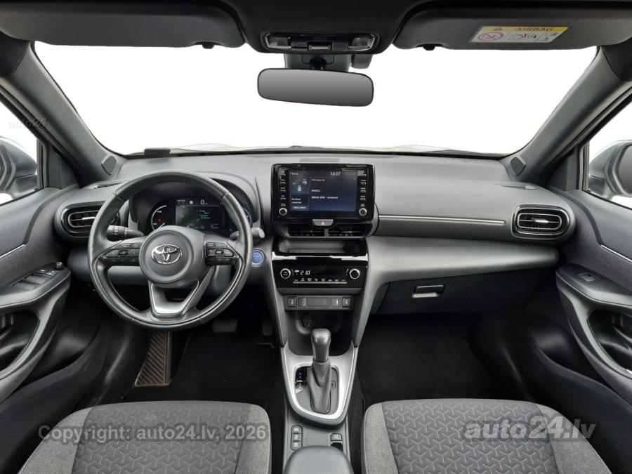 White Toyota Yaris Cross 2024 in Tallinn, with an engine capacity of 1.50 L and mileage of 28 thousand km for 21990 €, photo 9 on AUTOMOTO.COM.LV