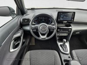 White Toyota Yaris Cross 2024 in Tallinn, with an engine capacity of 1.50 L and mileage of 28 thousand km for 21990 €, photo 10 on AUTOMOTO.COM.LV