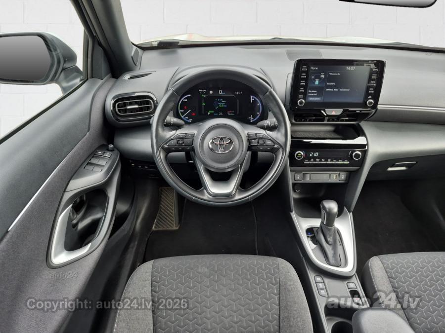 White Toyota Yaris Cross 2024 in Tallinn, with an engine capacity of 1.50 L and mileage of 28 thousand km for 21990 €, photo 10 on AUTOMOTO.COM.LV
