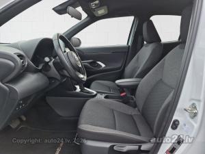 White Toyota Yaris Cross 2024 in Tallinn, with an engine capacity of 1.50 L and mileage of 28 thousand km for 21990 €, photo 12 on AUTOMOTO.COM.LV