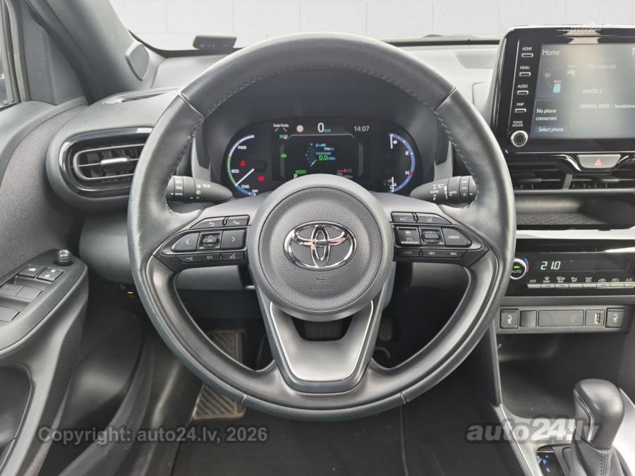 White Toyota Yaris Cross 2024 in Tallinn, with an engine capacity of 1.50 L and mileage of 28 thousand km for 21990 €, photo 13 on AUTOMOTO.COM.LV