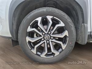 White Toyota Yaris Cross 2024 in Tallinn, with an engine capacity of 1.50 L and mileage of 28 thousand km for 21990 €, photo 16 on AUTOMOTO.COM.LV