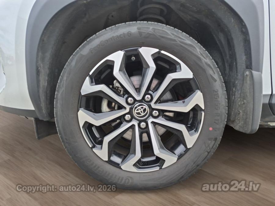 White Toyota Yaris Cross 2024 in Tallinn, with an engine capacity of 1.50 L and mileage of 28 thousand km for 21990 €, photo 16 on AUTOMOTO.COM.LV
