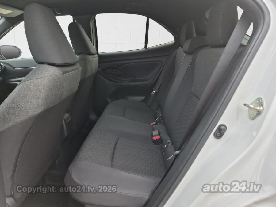 White Toyota Yaris Cross 2024 in Tallinn, with an engine capacity of 1.50 L and mileage of 28 thousand km for 21990 €, photo 20 on AUTOMOTO.COM.LV