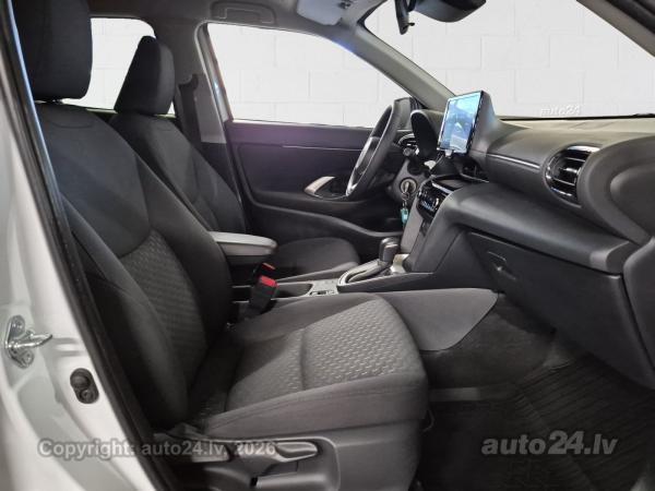 Balts Toyota Yaris Cross 2024 Tallina, ar dzinēja tilpumu 1.50 L un nobraukumu 149 tūkst. km par 18490 €, foto 7 vietnē AUTOMOTO.COM.LV