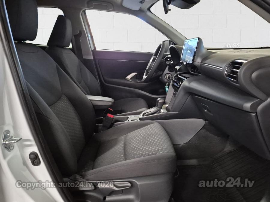 Белый Тойота Yaris Cross 2024 в Таллин, объемом двигателя 1.50 л и пробегом 149 тыс. км за 18490 €, фото 7 на AUTOMOTO.COM.LV