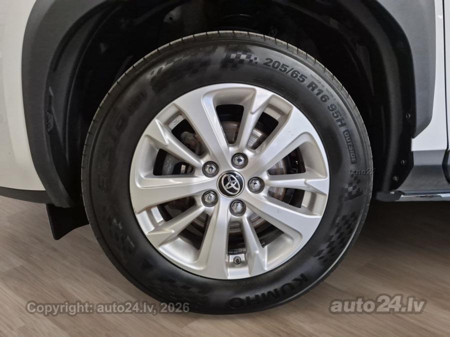 Белый Тойота Yaris Cross 2024 в Таллин, объемом двигателя 1.50 л и пробегом 149 тыс. км за 18490 €, фото 16 на AUTOMOTO.COM.LV